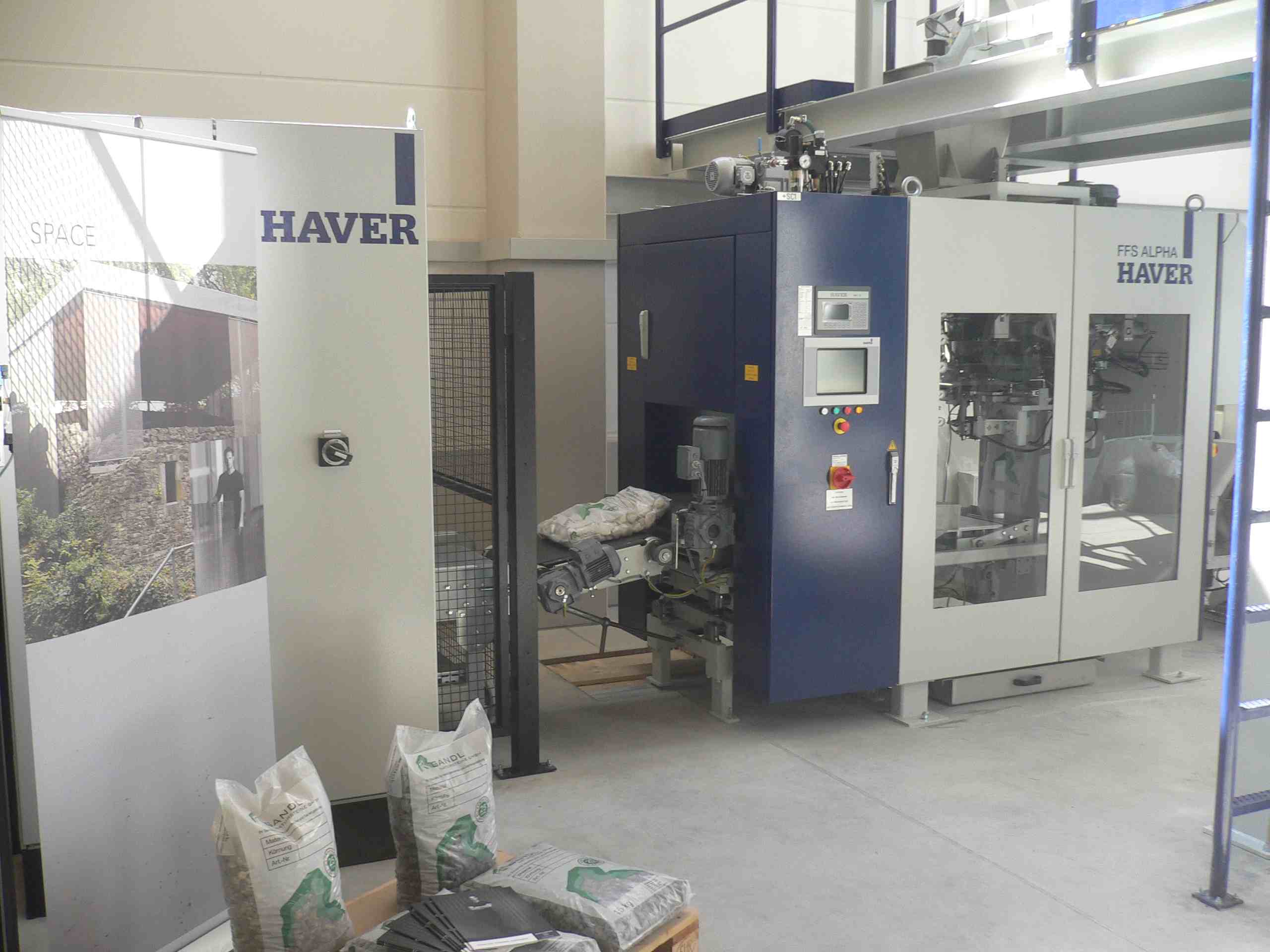 Pilot project: Filling natural stones using the HAVER-FFS machine